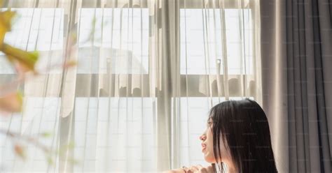 욕조에서 목욕을 하고 완벽한 스킨케어를 마사지하는 젊은 아름다운 아시아 여성 사진 Unsplash의 건강한 라이프 스타일 이미지