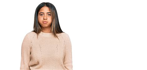 울 겨울 스웨터퍼링 볼을 재미있는 얼굴로 입고 있는 어린 라틴 소녀 입이 공기 미친 표정으로 팽창 라틴 아메리카 히스패닉 민족에 대한 스톡 사진 및 기타 이미지 Istock