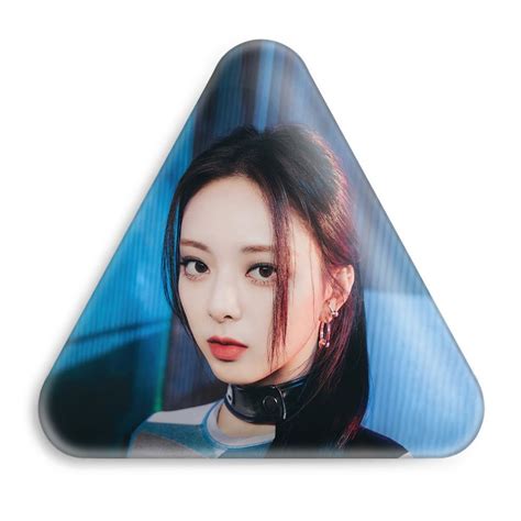 قیمت و خرید پیکسل خندالو طرح یونا گروه ایتزی Itzy مدل مثلثی کد 20223