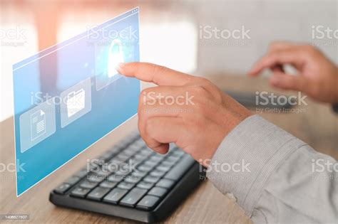 문서 관리 및 기술 개념 사업가는 사무실에서 작동하는 가상 화면의 아이콘과 나무 테이블의 데스크톱 키보드가있는 컴퓨터에 데이터를 보관합니다 가상현실에 대한 스톡 사진 및