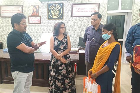 प्रतापगढ़ जिलाधिकारी एवं उनकी पत्नी ने टीबी के गोद लिये मरीजों को पोषाहार किट एवं फल का किया वितरण