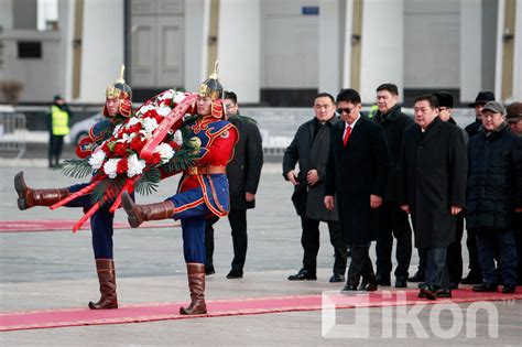 ФОТО Д Сүхбаатарын хөшөөнд цэцэг өргөж Чингисийн хөшөөнд хүндэтгэл үзүүллээ