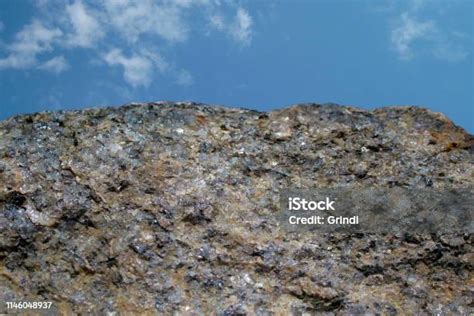 구름 배경으로 푸른 하늘에 바위 또는 돌 화강암은 림을 쭈 또는 절벽 또는 산과 같은 가장자리를 선택 합니다 지질 광물 텍스처 근접 촬영 2 3 0명에 대한 스톡 사진 및