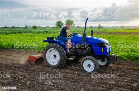농부는 농장 필드를 재배하고있다 토양밀링 절단 행 전에 분쇄 농업 농업 표면을 느슨하게 토지 재배 쟁기 장 뿌리 와 식물 상판 제거 남성에 대한 스톡 사진 및 기타 이미지