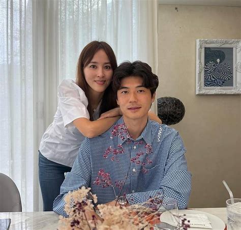 12년 차 유부녀 맞아 셔링 랩 블라우스에 청바지까지 완벽했던 한혜진 패션연구소