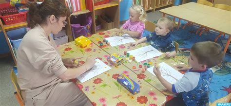 Рисование с использованием отпечатка губкой в младшей группе «Осеннее дерево 3 фото