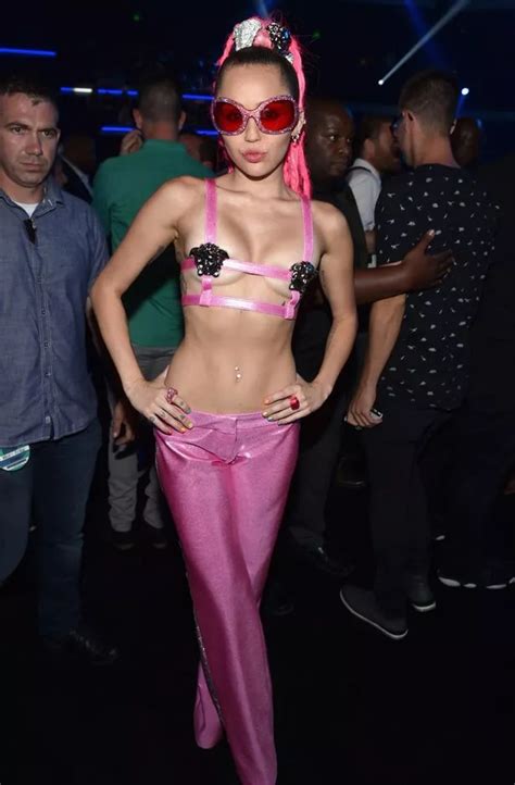 Miley Cyrus Vmas Costumes At The Centre Of Copying Row As Designers