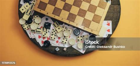 오래된 나무 테이블 오렌지 배경에 카드 도미노 카드 놀이 다양한 보드 게임 체스 보드 경쟁에 대한 스톡 사진 및 기타 이미지 Istock