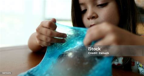 슬라임 끈적 끈적한 손으로 놀고있는 어린이 손 끈적끈적한 탄성 플라스틱으로 손과 손가락을 클로즈업하는 어린 소녀 4 5세에 대한 스톡 사진 및 기타 이미지 Istock