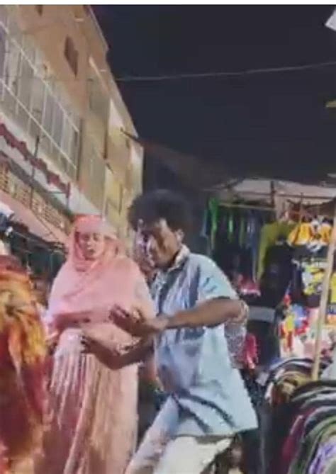 شاهد بالفيديو شاب سوداني يمارس هوايته الغريبة في شارع ضيق ينال آلاف