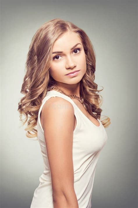 Nette Blondine Mit Braunen Augen Und Den Langen Gelockten Haaren Stockbild Bild Von Braun