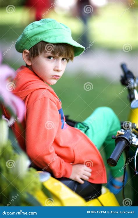 En Pojke Arkivfoto Bild Av Modell Gr N Gata Suddig