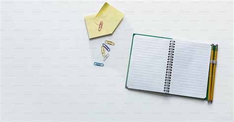 흰색 표면에 메모장 펜 연필 및 종이 사진 Unsplash의 공책 이미지