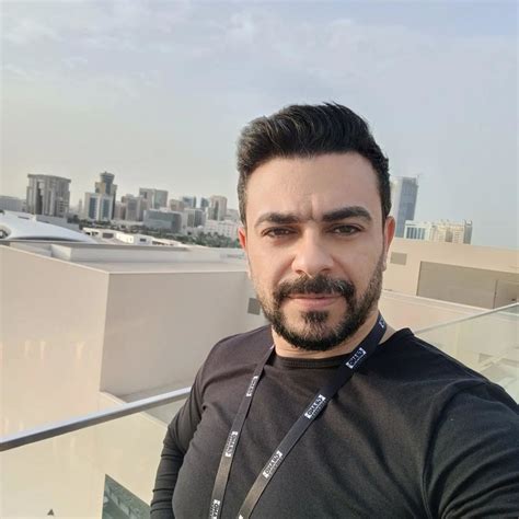 فيديو الفنان كريم الحسيني يبيع المشروبات على الطريق الشغل مش عيب