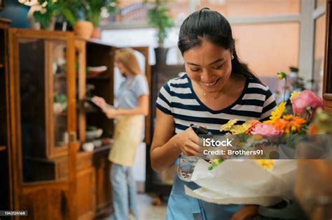 꽃가게에서 함께 일하는 여성 플로리스트 동료들의 작은 다양한 그룹 25 29세에 대한 스톡 사진 및 기타 이미지 25 29세