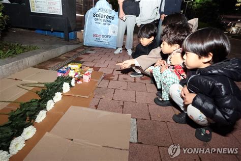 재활용 수거차에 참변 추모하는 주민들 연합뉴스