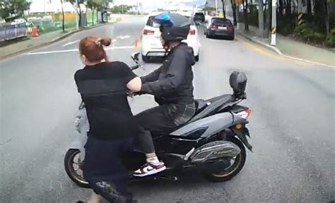 오토바이 접촉사고 낸 10대 신고자 질질 끌며 도주 시도현행범 체포