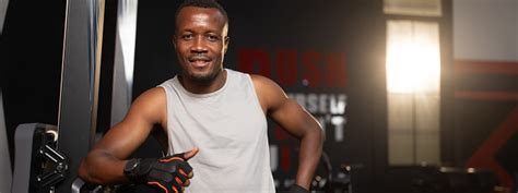 강한 운동 선수 남자와 여자 사람 친구는 스포츠 체육관에서 운동하고 몸에 강한 체력을위한 운동 훈련 건강한 라이프 스타일과 슬림한 모양을위한 보디 빌딩 남자에 대한 스톡