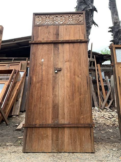 ประตูบานคู่สายฝนคอฉลุลาย ขนาดกว้าง87x210cm มี1ชุด สภาพสวยงามมากคะ ราคาเพียง5 500บาท ขุนไกร