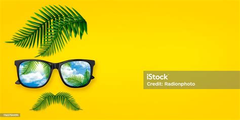 선글라스와 열대 야자수 잎으로 만든 창조적 인 레이아웃은 오렌지 배경에 누워 여름 컨셉입니다 선글라스 는 디자인 요소 휴가 및