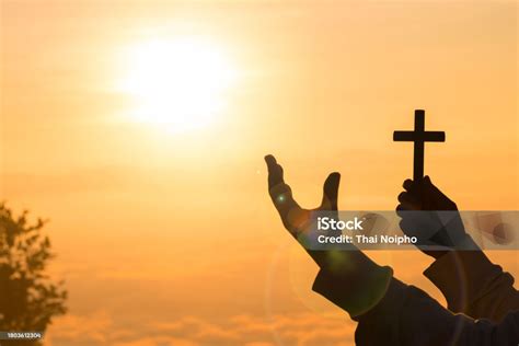 기도 여자는 일출 하늘 배경으로 아침에 하나님을 예배 합니다 기독교 종교 개념 사람이 손을 펴고 손바닥을 위로 향하게 하여