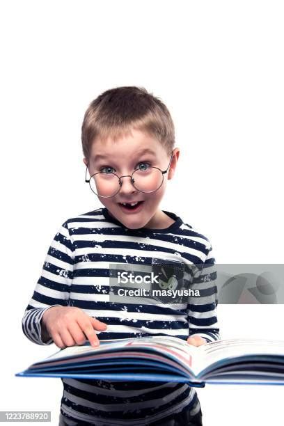 고립된 흰색 배경에 책을 들고 안경을 쓴 귀여운 소년의 초상화 귀여운에 대한 스톡 사진 및 기타 이미지 귀여운 남성