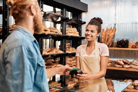 중소기업 여자 도우미 는 친절 한 미소 빵집에서 고객에서 카드 기계와 지불을 복용 지불에 대한 스톡 사진 및 기타 이미지 지불 신용 카드 상점 Istock