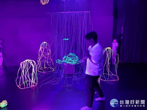 員林高中燈光藝術節 「員宇宙」與你在黑暗中找答案