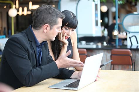 도시 건축 배경을 가진 사무실에 서있는 동안 일하고 의사 소통하는 두 명의 젊은 기업 25 29세에 대한 스톡 사진 및 기타