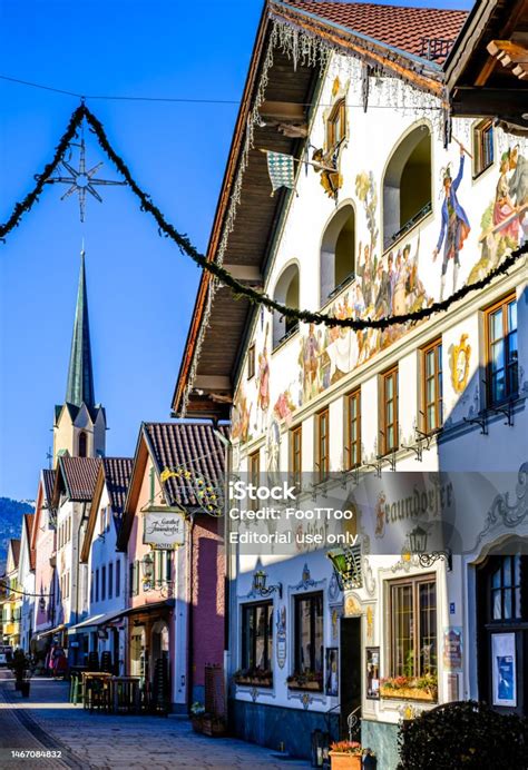 Historische Gebäude In Der Altstadt Von Garmischpartenkirchen Stockfoto