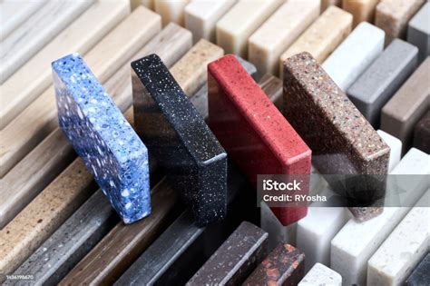 도자기 4 개의 석기 사각형 샘플이 부엌 조리대에 놓여 미래의 주방 외관 외관의 예입니다 석재 조리대를 위한 천연 화강암 대리석 석영의 샘플 석판이 닫힙니다 석영에 대한