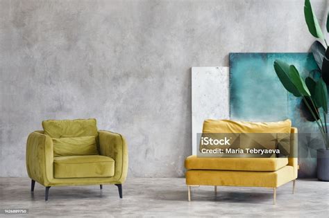 두 개의 의자 회색 벽과 바닥이있는 객실 인테리어 모의 최소한의 거실 인테리어 0명에 대한 스톡 사진 및 기타 이미지 0명 가구 거실 Istock