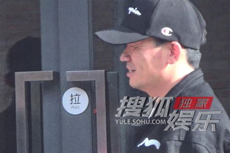 独家：王宝强和朋友嗨聊 女友冯清独自门口吸烟 搜狐大视野 搜狐新闻