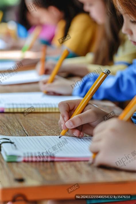 Ai创作图高考图片 认真写字的小孩 写作的同学 校园考试 高中考试 教育中学 中学教育 学生书写 应试考试 期中考试 教室考试 复习高考 高考复习 高考场景 高中学 昵图网