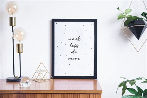 블랙 레트로 브라운 선반 및 디자인 냄비 황금 피라미드 테이블 램프에 매달려 공장에 포스터 프레임을 모의 방 인테리어 최소한의