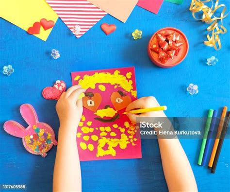 종이에서 수제 인사말 카드를 만드는 아이 어머니의 날 아버지의 날 생일 또는 발렌타인 데이를위한 선물 아이 공예 홈 교육 게임 Diy에 대한 스톡 사진 및 기타 이미지
