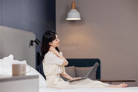 호텔 방에서 일하는 피곤한 일하는 여성 사진 무료 다운로드 Lovepik