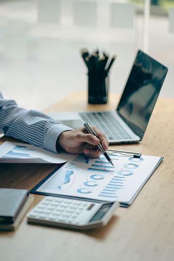 개념 비즈니스 오피스 사업가 분석 데이터 문서 그래프 차트 보고서 마케팅 연구 개발 계획 관리 전략 회계 재무 수직 그림 기업 비즈니스에 대한 스톡 사진 및 기타 이미지