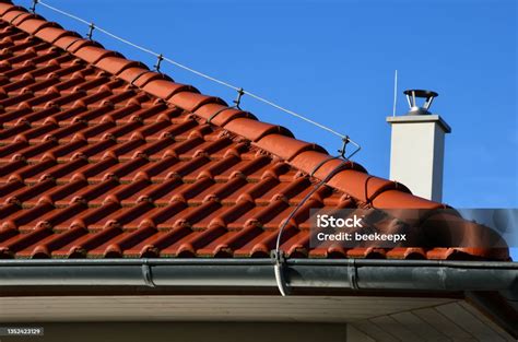 지구 도체는 건물의 윤곽을 복사하고 배수구와 금속 지붕을 포함하여 번개로부터 트러스를 보호하는 각 빨간 지붕에 설치되어야합니다 보호에 대한 스톡 사진 및 기타 이미지