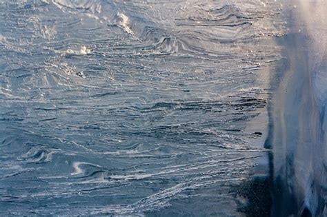 두꺼운 녹는 얼음 호수 바이칼의 구조의 질감 공기의 거품과 녹은 얼음의 얇은 긴 문자열 문자열의 끝에 선택적 초점 수평 거친에 대한 스톡 사진 및 기타 이미지 Istock