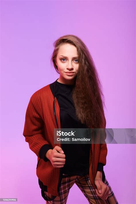 모델의 트렌디 한 스튜디오 패션 이미지 컬러 블록 옷을 입고 캐주얼 봄 스타일 색상 배경 힙스터 소녀 포즈 드레스에 대한 스톡 사진 및 기타 이미지 Istock