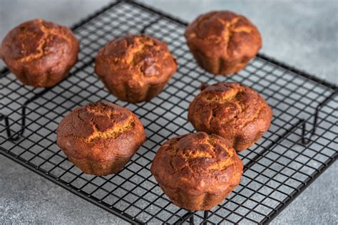 냉각 랙에 신선한 수제 머핀 회색 콘크리트 배경 측면보기 선택적 초점 갈색에 대한 스톡 사진 및 기타 이미지 갈색 건강한 식생활 검은색 Istock