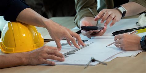 작업 현장의 모델 구축 및 청사진에 대한 파트너 및 도구와 함께 작업하는 프로젝트를 위한 엔지니어 또는 건축가 회의의 건설 및 구조 3 명에 대한 스톡 사진 및 기타 이미지