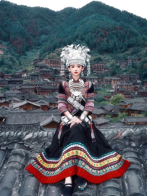 西江千户苗寨｜总要“上房揭瓦”拍个照吧 ️ 花瓣网
