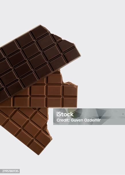 흰색 배경에 가장자리가 깨진 쌓인 우유와 다크 초콜릿 바 미식가 코코아 간식 풍부한 초콜릿 질감 장인 초콜릿 사진 프리미엄 과자 구성 0명에 대한 스톡 사진 및 기타 이미지