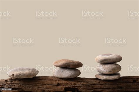 오래된 로그에 돌 제품 디스플레이 연단 디자인 작업을위한 갈색 배경 클리핑 경로에 격리 빈 여유 공간 모의 프리젠 테이션 단일 이미지에 대한 스톡 사진 및 기타 이미지