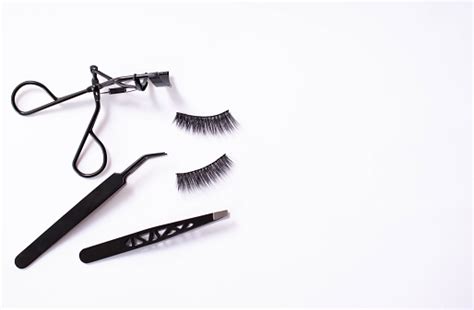 복사 공간이있는 흰색 배경에 잘못된 속눈썹이있는 구성 0명에 대한 스톡 사진 및 기타 이미지 0명 개선 개인 장식품 Istock