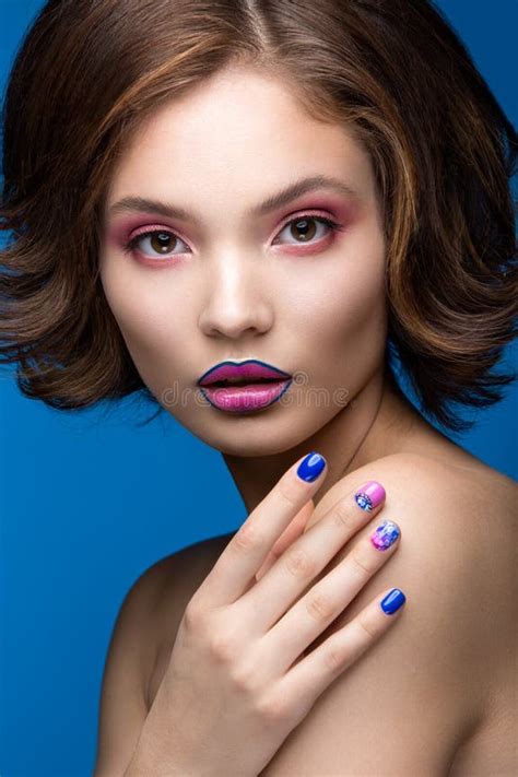 Schönes Modelmädchen Mit Auffälligem Make Up Und Farbigem Nagellack