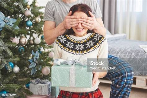 젊은 부부는 크리스마스를 축 하 합니다 남자는 갑자기 아내에 게 선물을 발표 했다 가족의 행복과 복지의 개념 2명에 대한 스톡 사진 및 기타 이미지 Istock