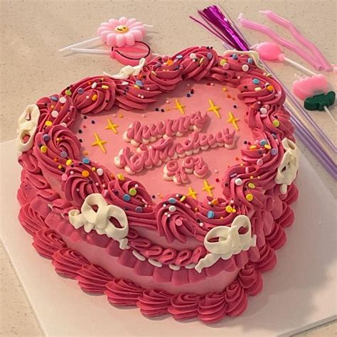 촐리케이크 • 제주케이크 제주레터링케이크 제주주문케이크 On Instagram 언제나 인기 많은 고정시안 중 하나에요 사랑스러운 리본 장식이 포인트에요🎀💕 Bánh